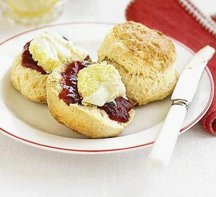 Klassieke skons met konfyt en clotted cream – 4aKid